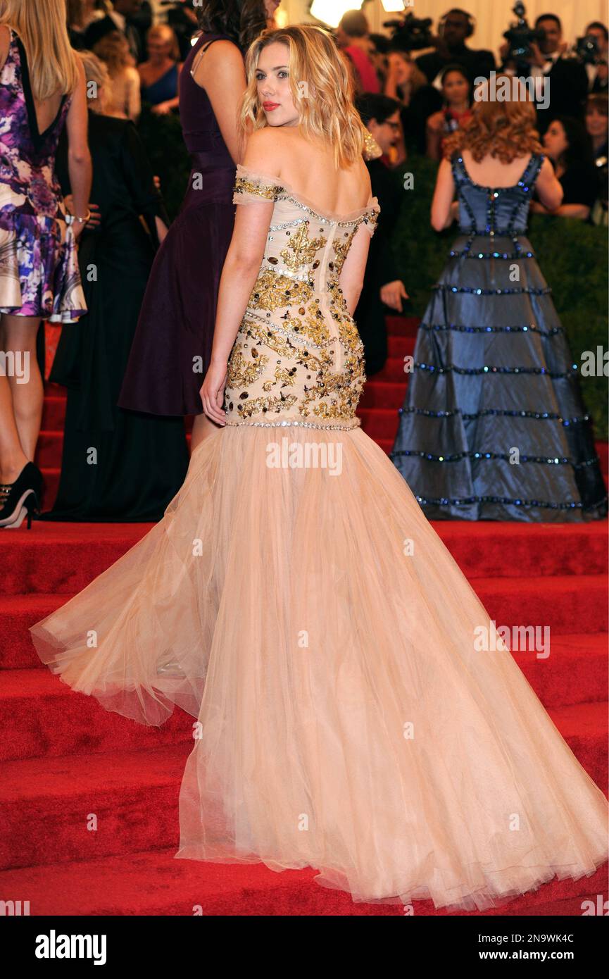 Scarlett Johansson arrives at the Metropolitan Museum of Art Costume ...