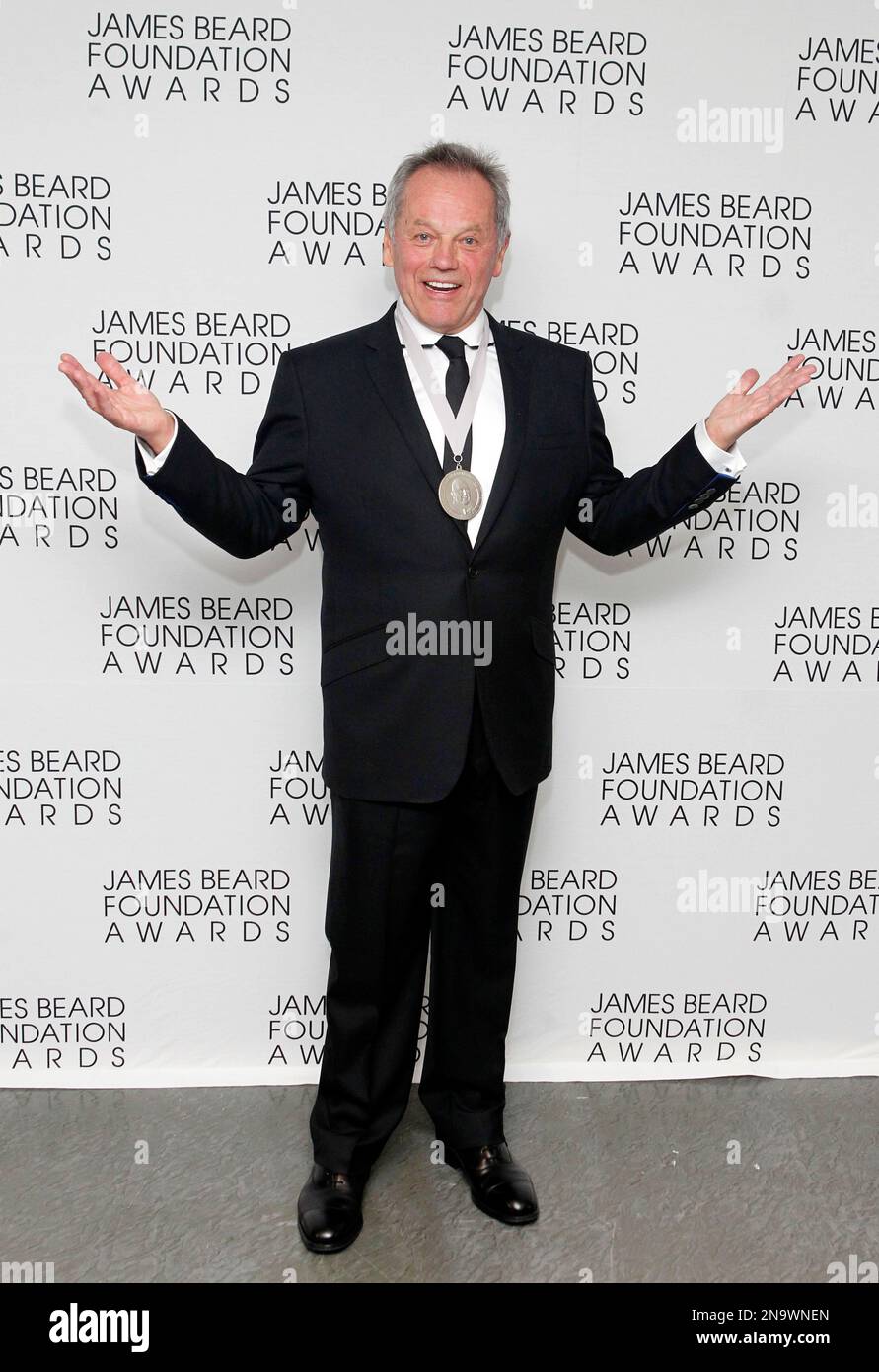 Chef Wolfgang Puck poses with his Lifetime Achievement Award during the ...