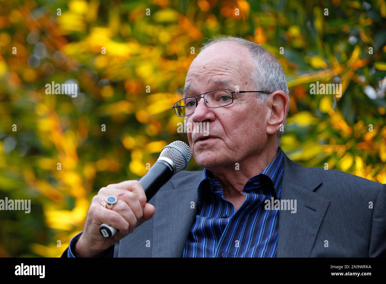 Warren Olney speaks at the Warren Olney 20th Anniversary Celebration ...