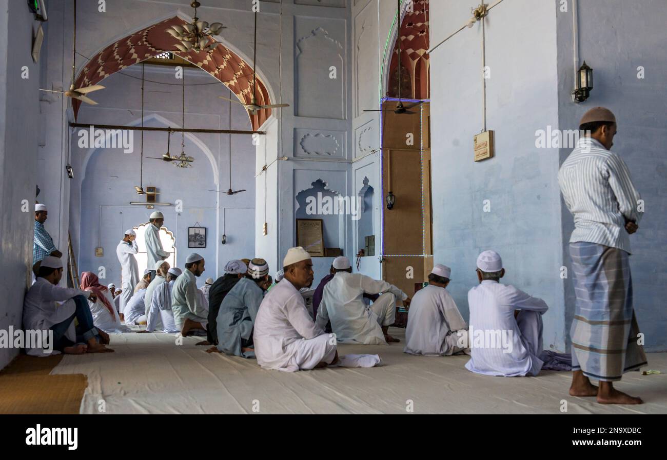 Indian muslim men, standing hi-res stock photography and images - Alamy