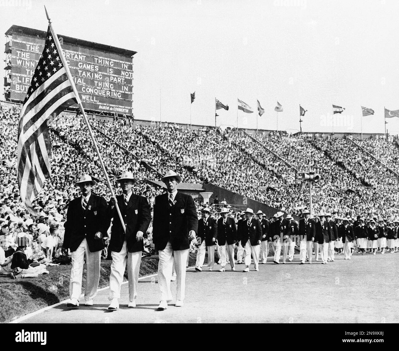 FILE - This is a July 29, 1948 file photo of Ralph Craig, center, of ...