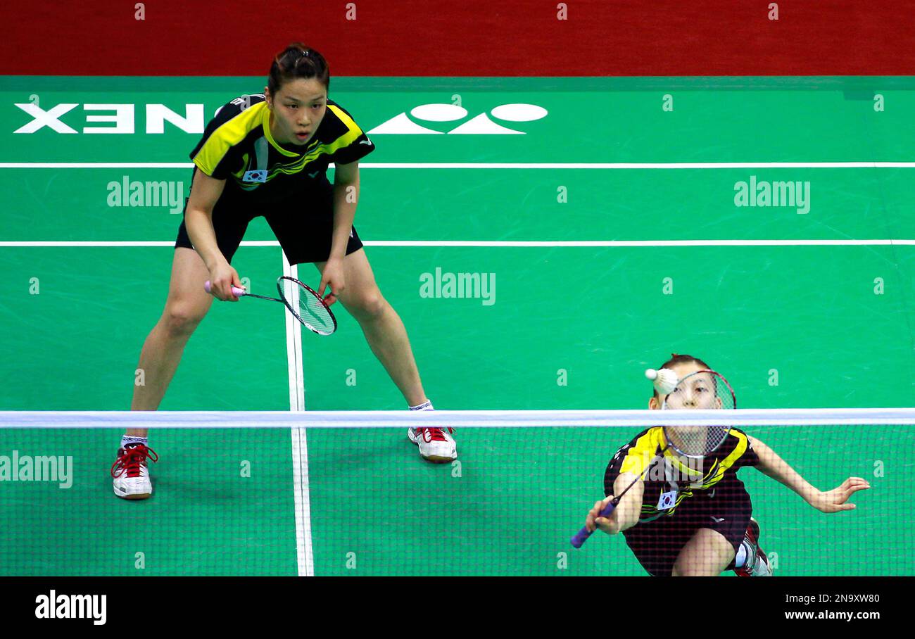 Kim Ha-na, right, and Jung Kyung-eun of South Korea play against Zhong ...