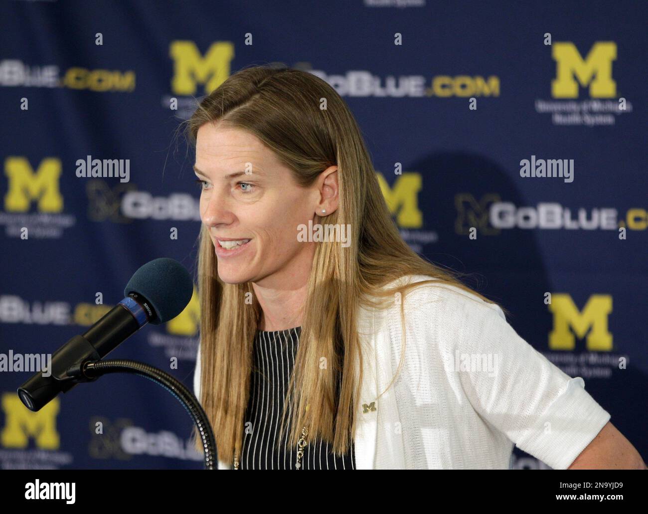 Former St. John's coach Kim Barnes Arico is introduced as the new ...