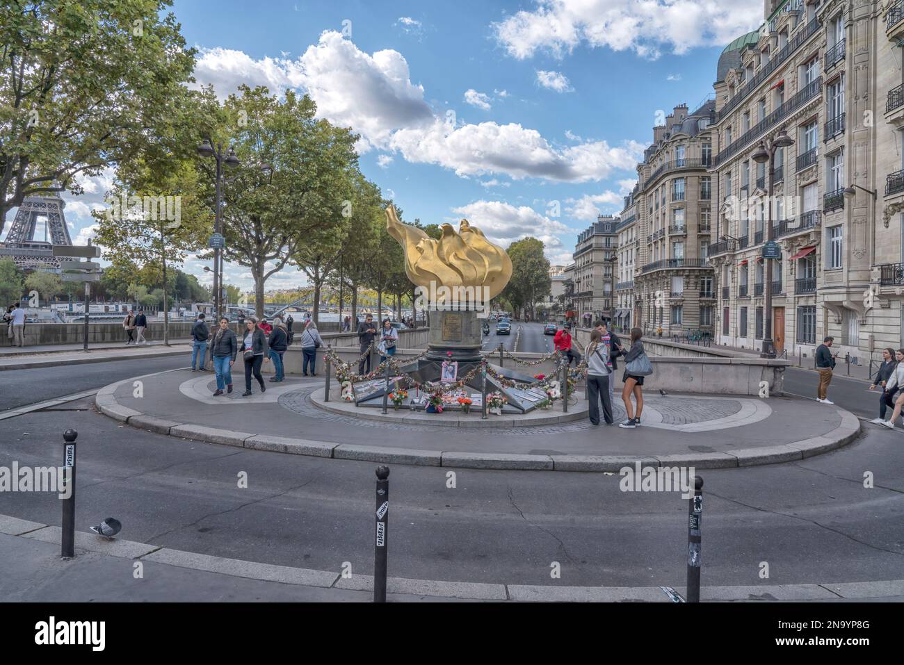 Shrine built to dedicate Princess Diana in a square near the Eiffel ...