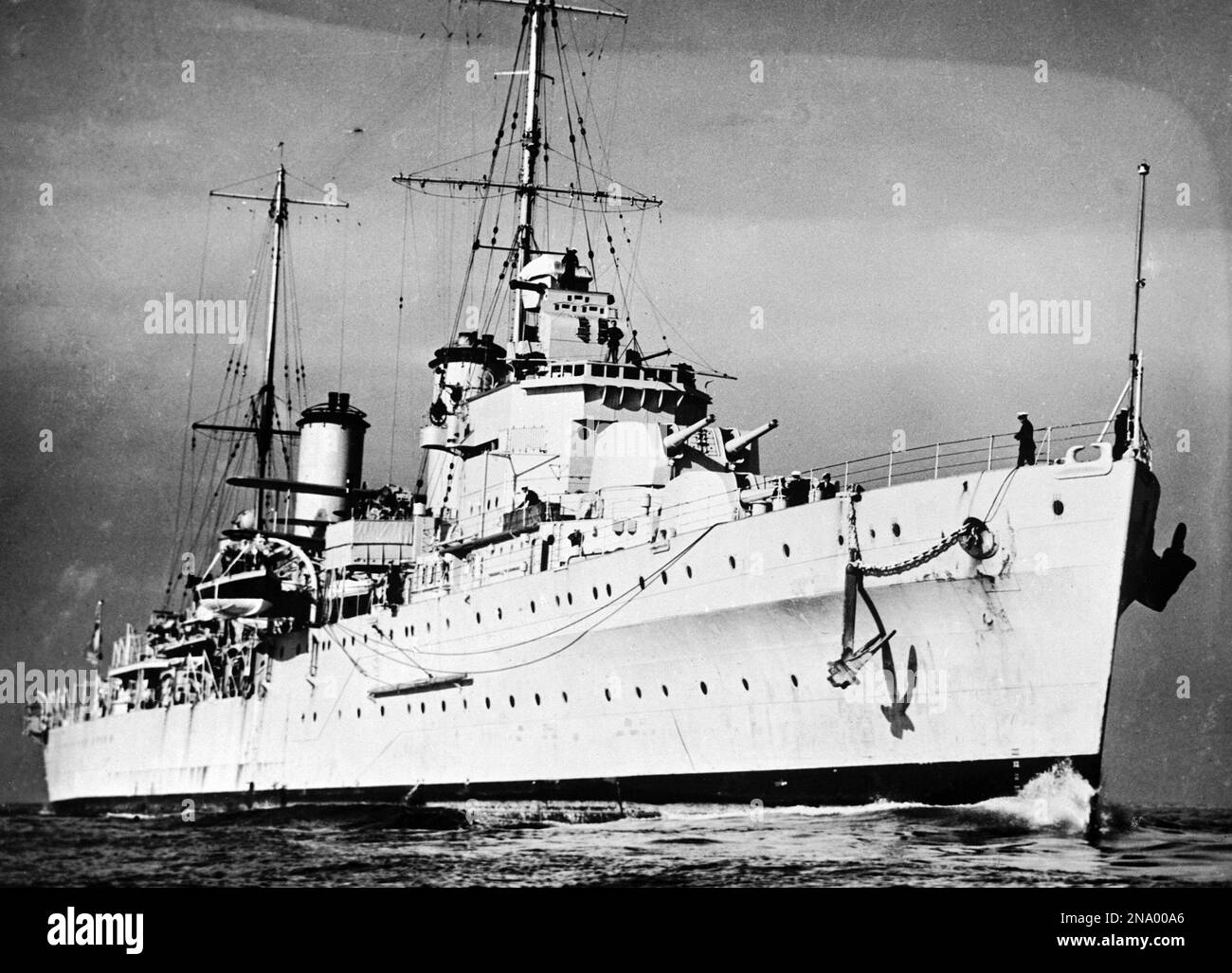 Australian light cruiser HMAS Sydney steams towards her home port of ...