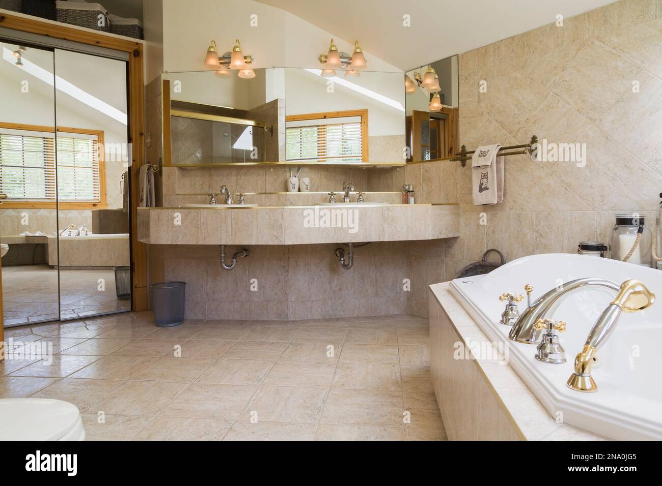 Empty hot tub hi-res stock photography and images - Alamy