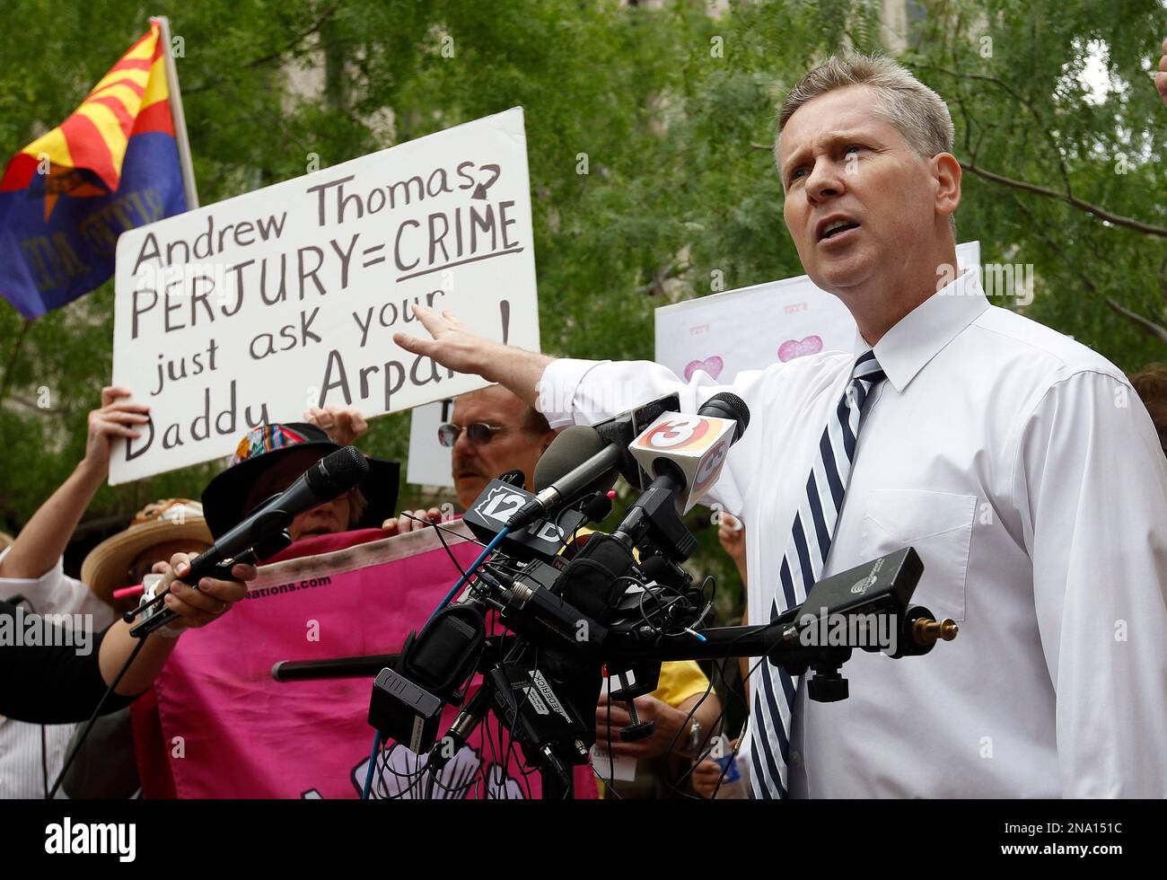 Former Maricopa County Attorney Andrew Thomas speaks as he is heckled ...