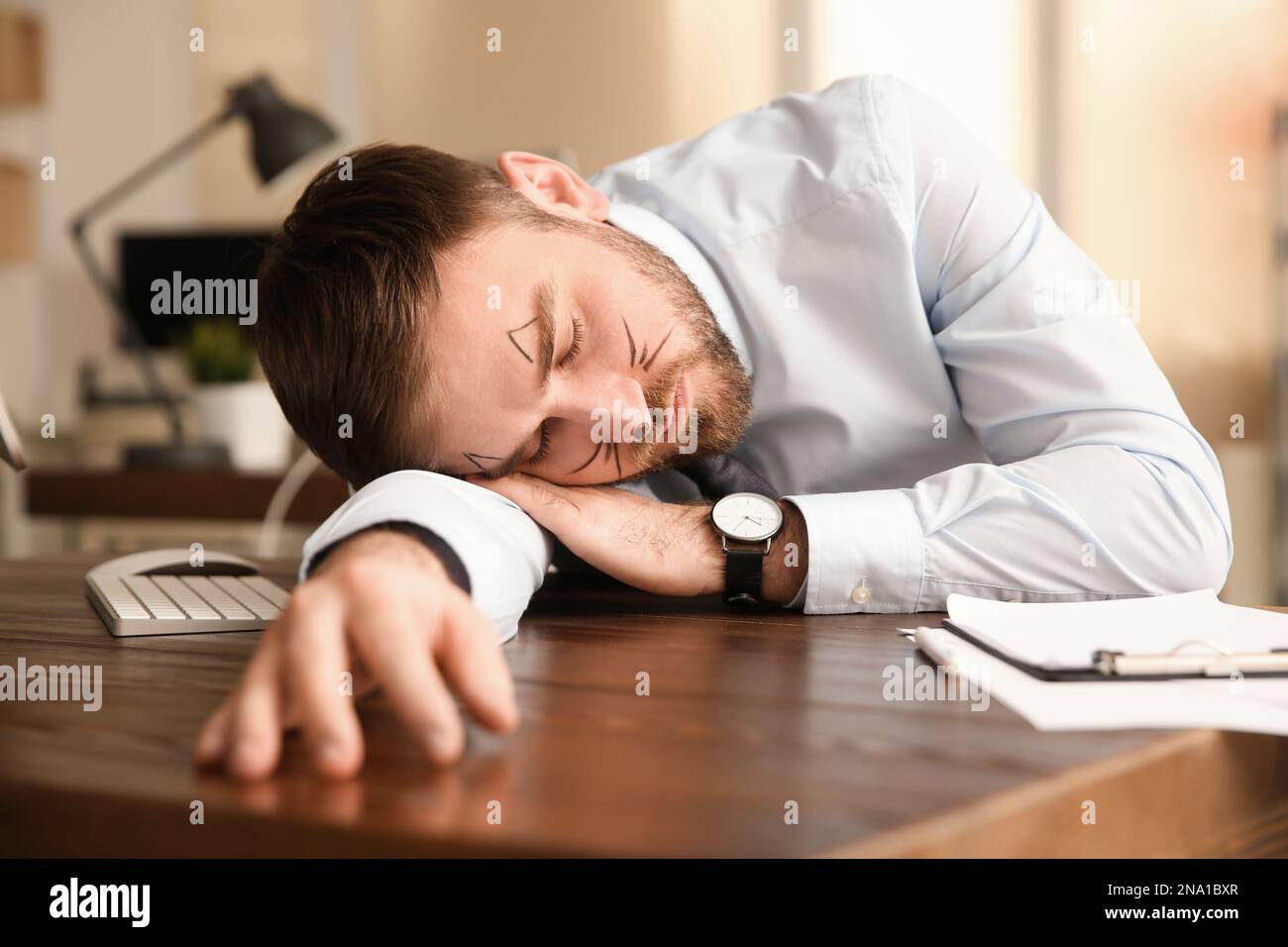 Sleeping at work funny hi-res stock photography and images - Alamy