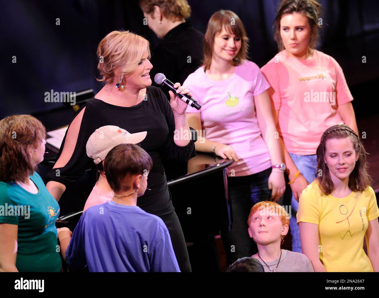 Singer Trisha Yearwood, center, sings with Hole in the Wall Camp Kids ...