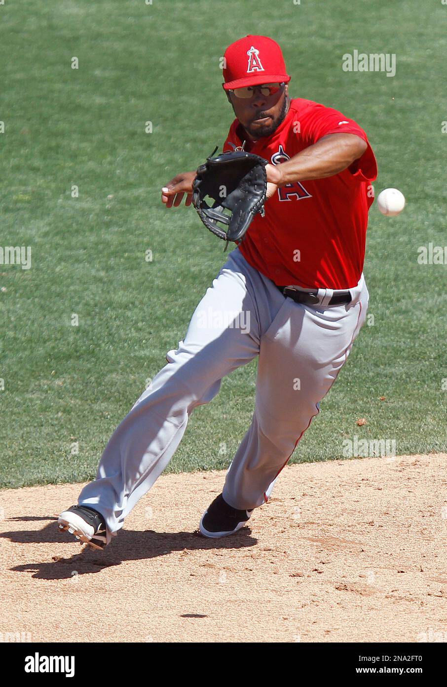 Los Angeles Angels second baseman Howie Kendrick fields a ground ball ...