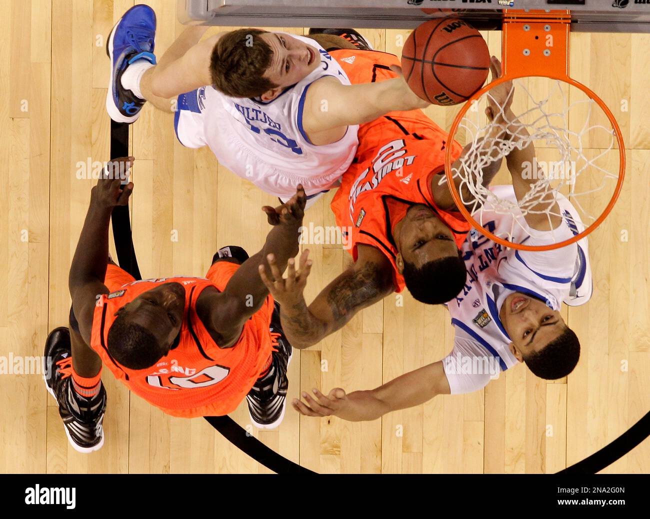 Kentucky forward Kyle Wiltjer (33) drives to the basket between ...