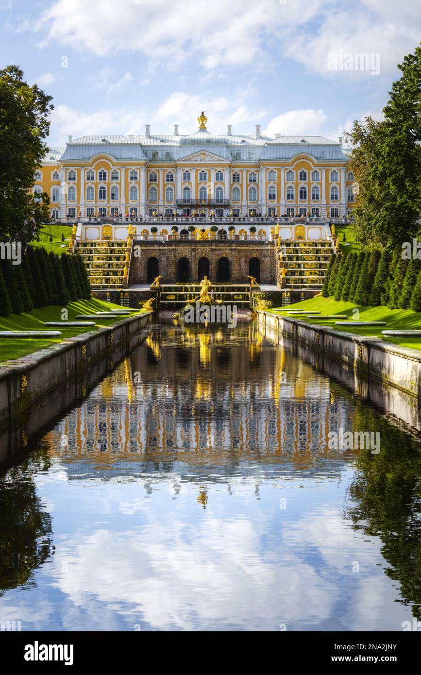 Grand cascade peterhof palace hi-res stock photography and images - Alamy