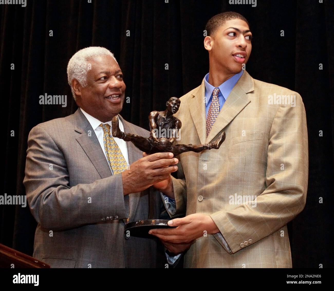 NBA great Oscar Robertson, left, presents Kentucky forward Anthony ...