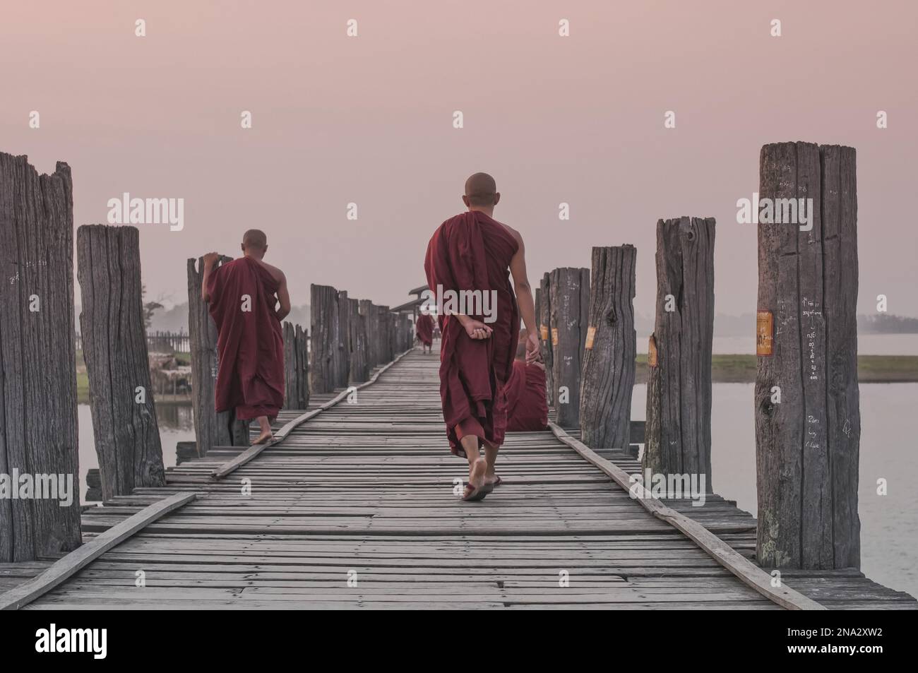 Barefoot buddhist monks hi-res stock photography and images - Alamy