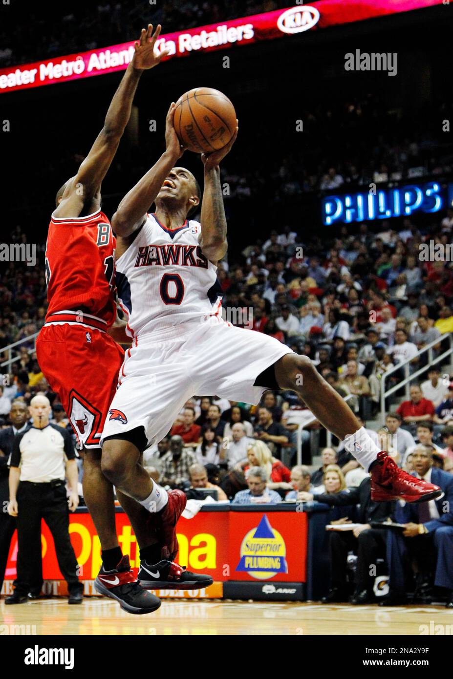 Jeff Teague Y John Atlanta Hawks Guard Jeff Teague (0) Drives Against