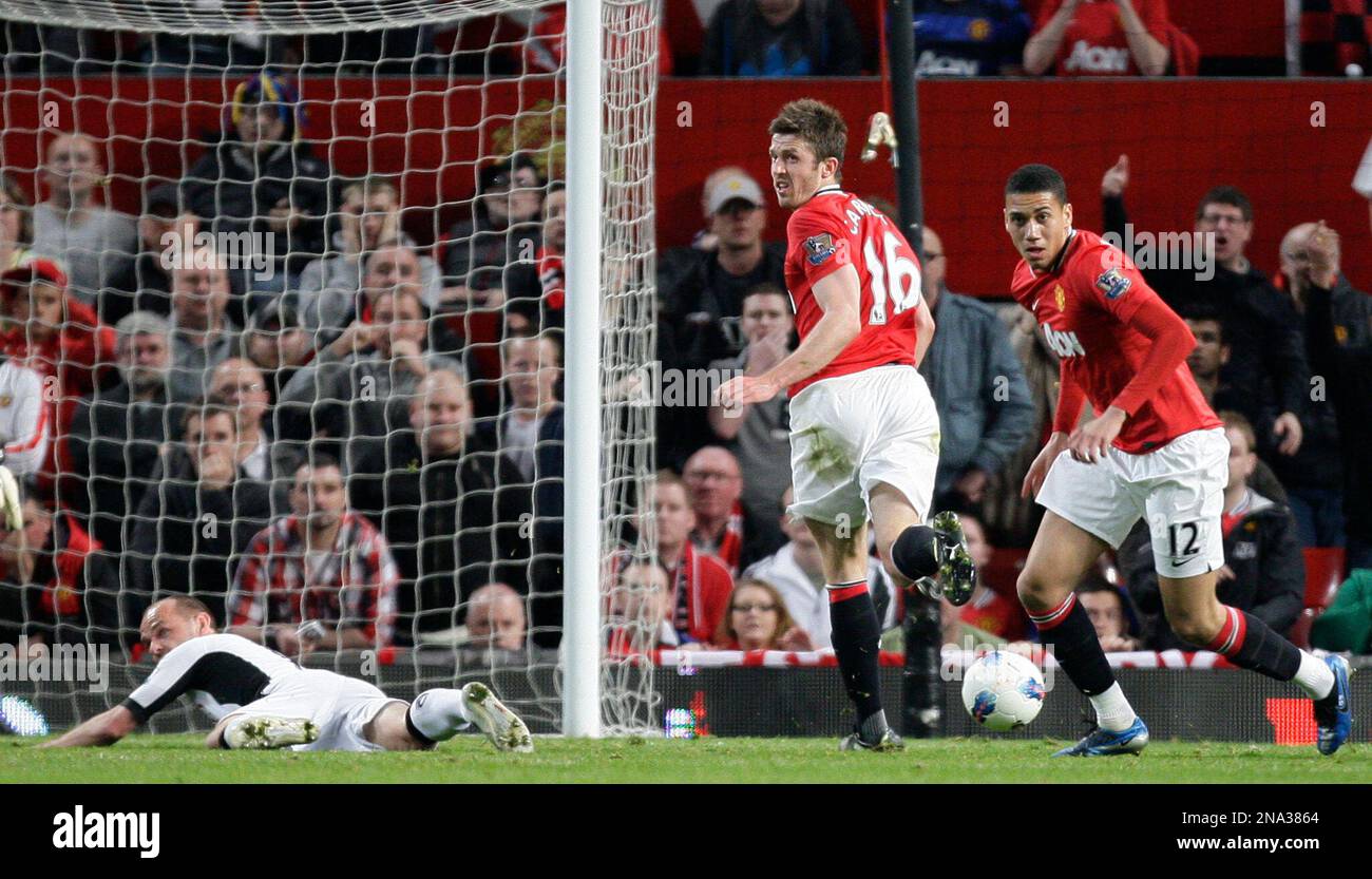 Manchester United's Michael Carrick, center, looks at the referee after ...