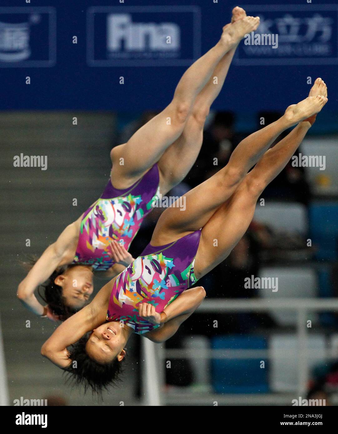 Malaysia's diver Pandelela Rinong Pamg, front, and Leong Mun Yee ...