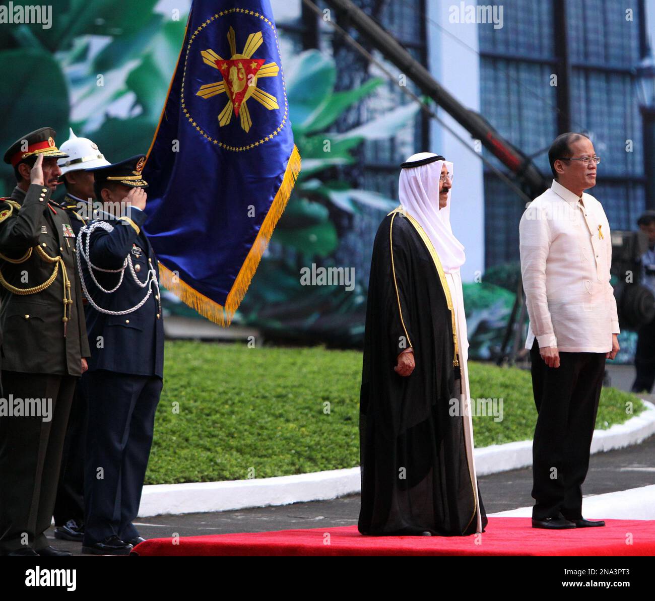 Philippine President Benigno Aquino III, right, and Kuwaiti Amir Sheik ...