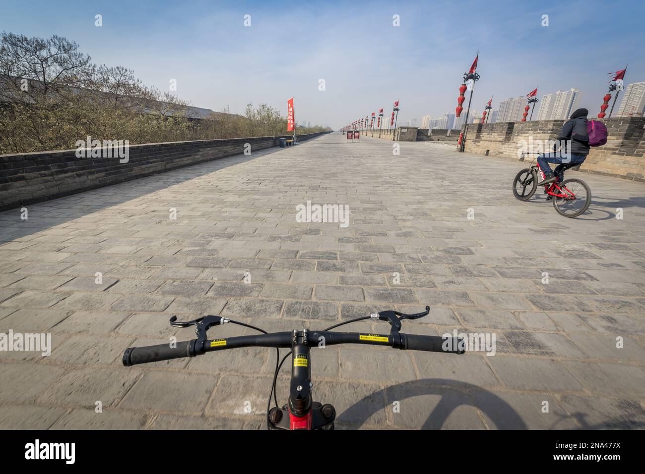 Cycling on Xian City Wall, Xian, China © Dosfotos/Axiom Stock Photo - Alamy