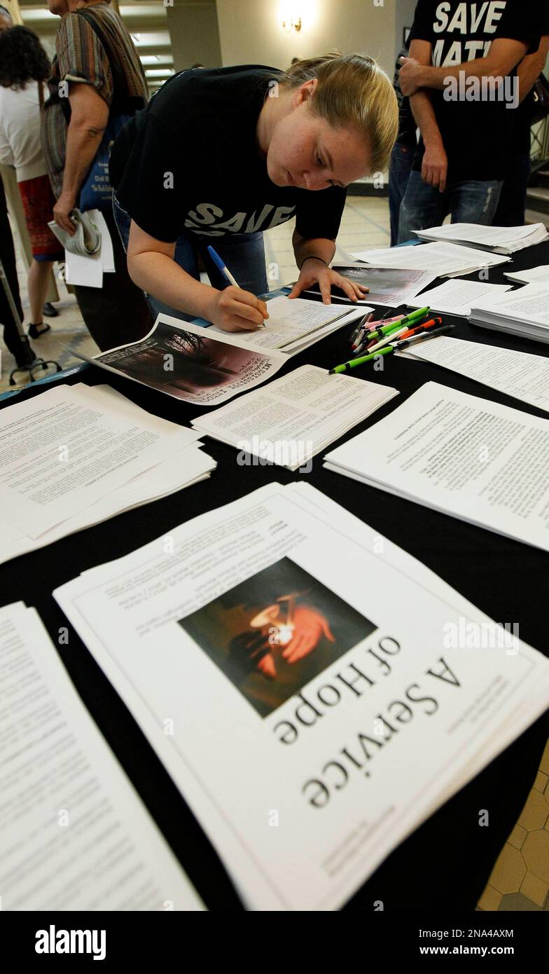 Tabitha Cook, of Vicksburg, signs a petition in support of her cousin ...