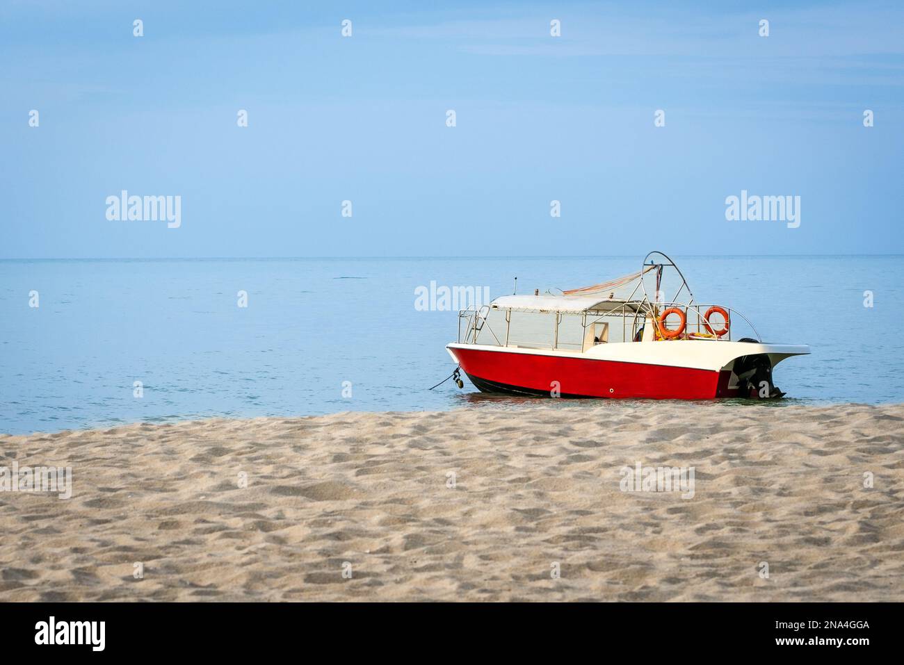 Speed boat on shore hi-res stock photography and images - Alamy