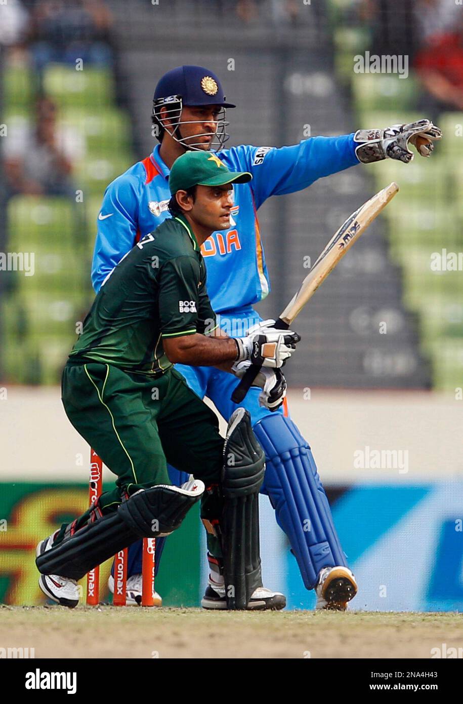 India's captain and wicketkeeper Mahendra Singh Dhoni, right, gestures to his fielders after ...