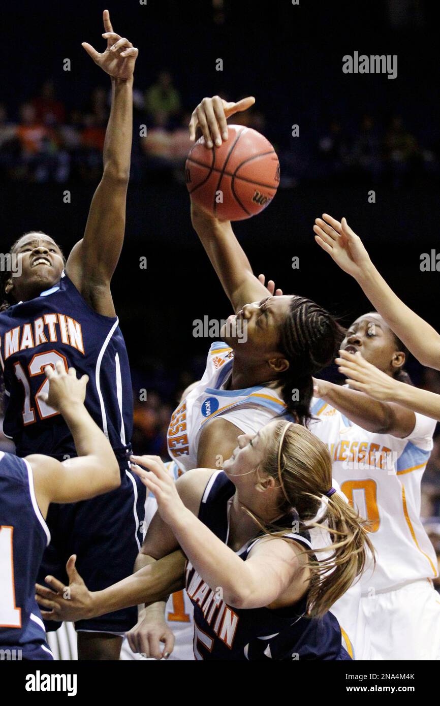 Tennessee forward Vicki Baugh (21) battles for a rebound against ...