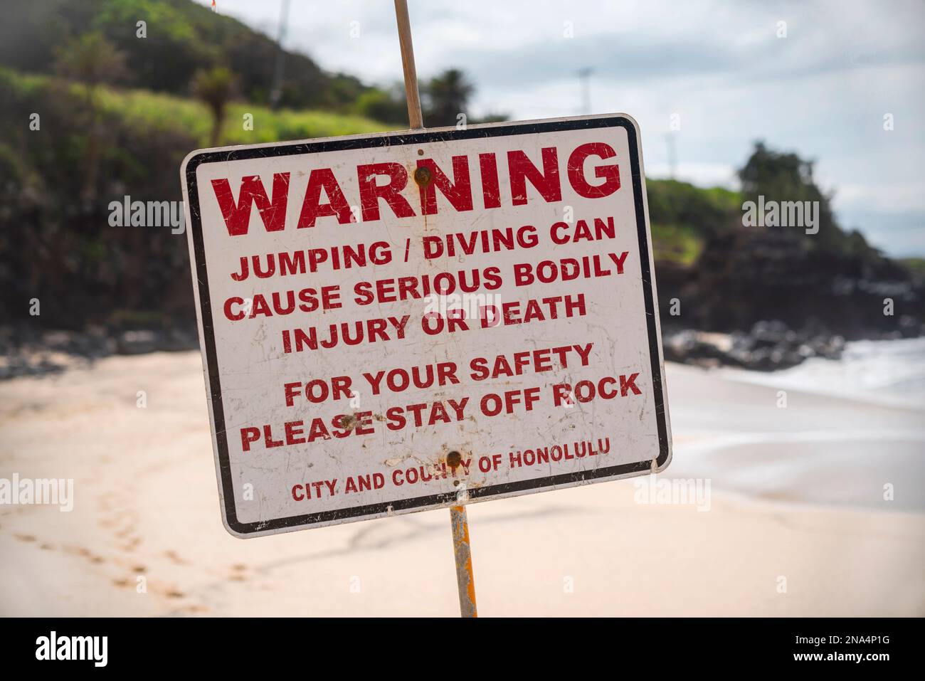 A Warning sign at the beach in the north shore of Oahu Stock Photo - Alamy