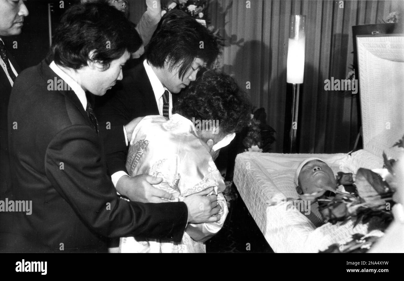 Korean fighter Duk Koo Kim is viewed by his sobbing mother, Sun-Yeo ...