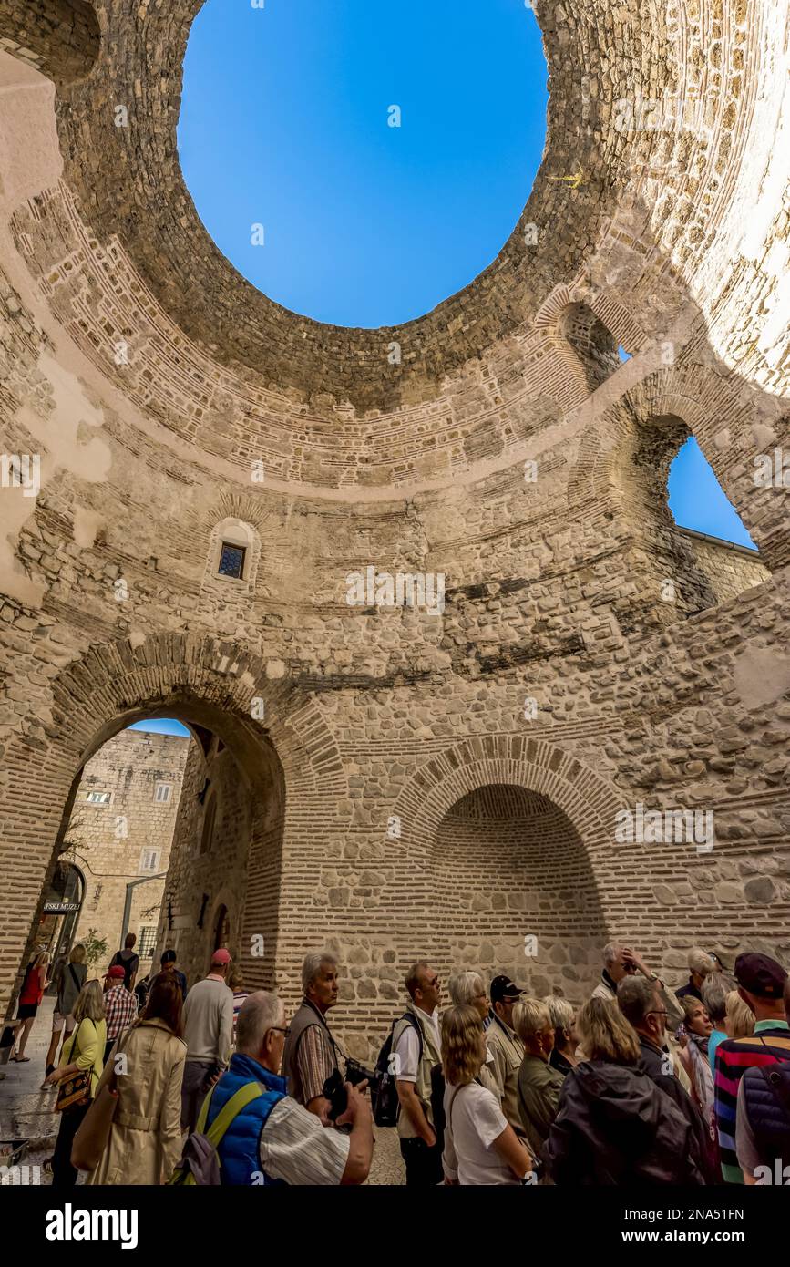The Oculus, a hole in the roof of the imperial audience hall of ...