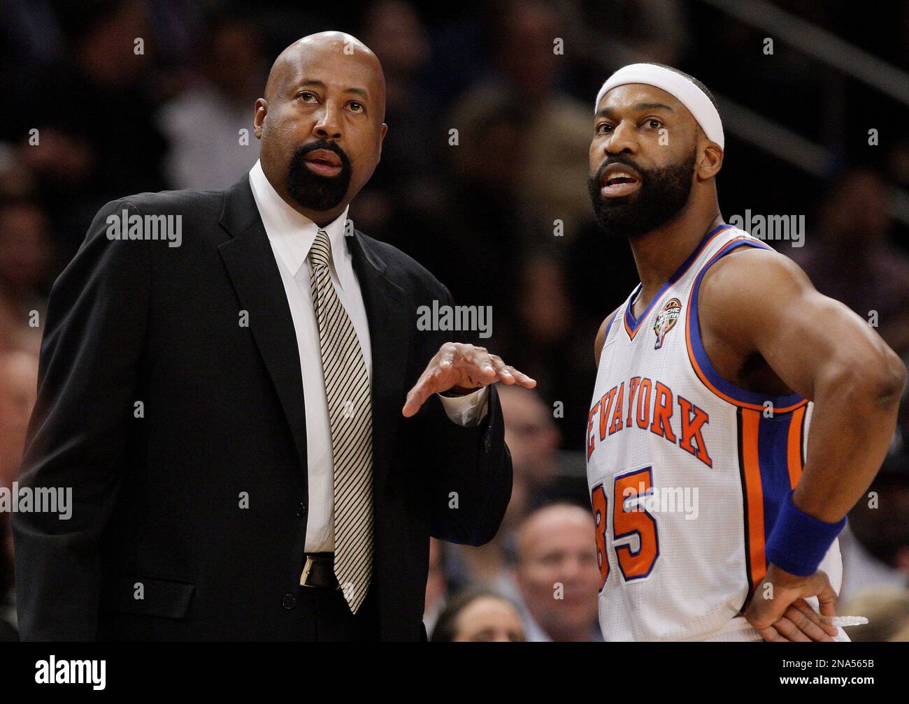 New York Knicks interim head coach Mike Woodson, left, talks to Baron ...