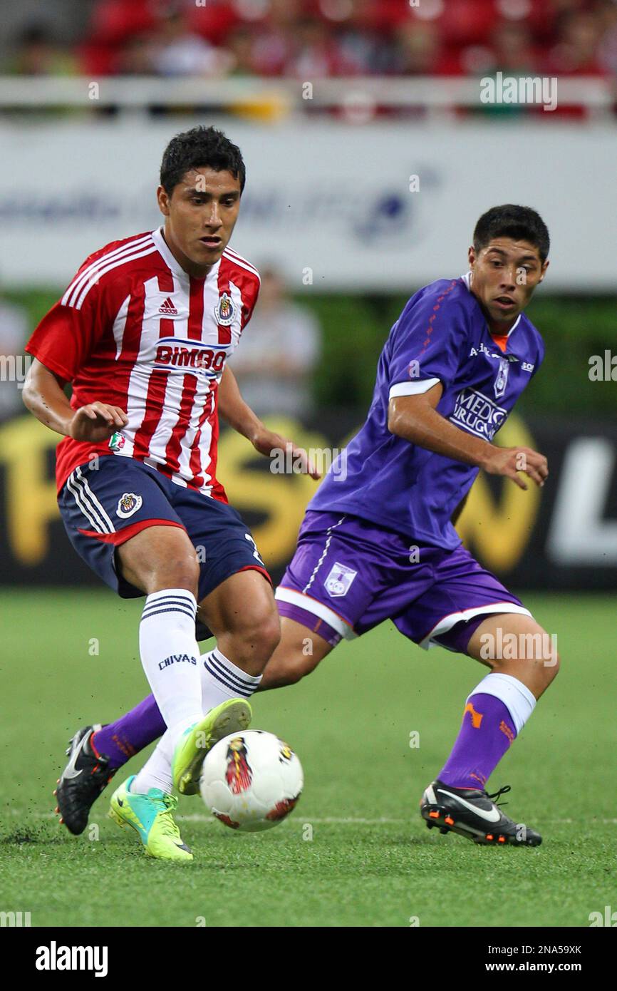 Ramon Arias, right, of Uruguay's Defensor Sporting team chases Antonio ...