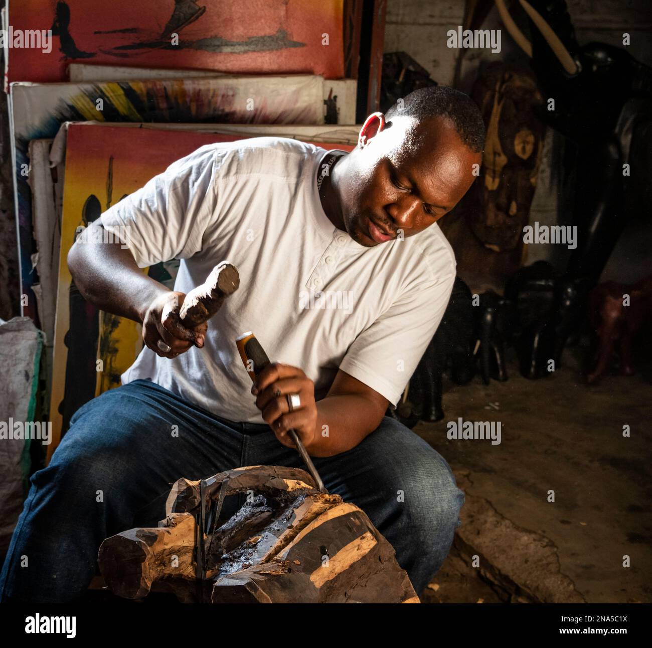 Carving wood tanzania hi-res stock photography and images - Alamy