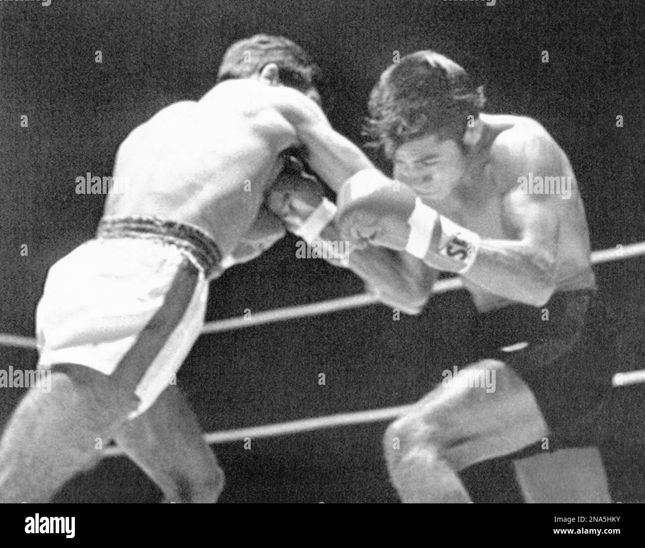 Australian Bantamweight champ Lionel Rose, white trunks, and challenger ...