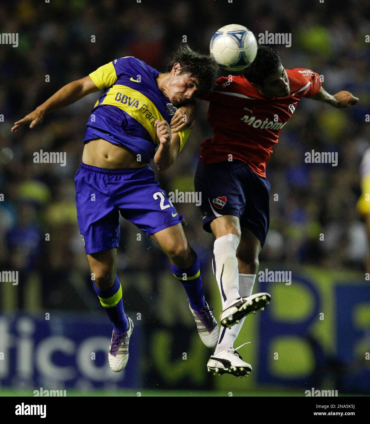 Boca Juniors' Cristian Erbes, left, and Independiente's Patricio Vidal ...