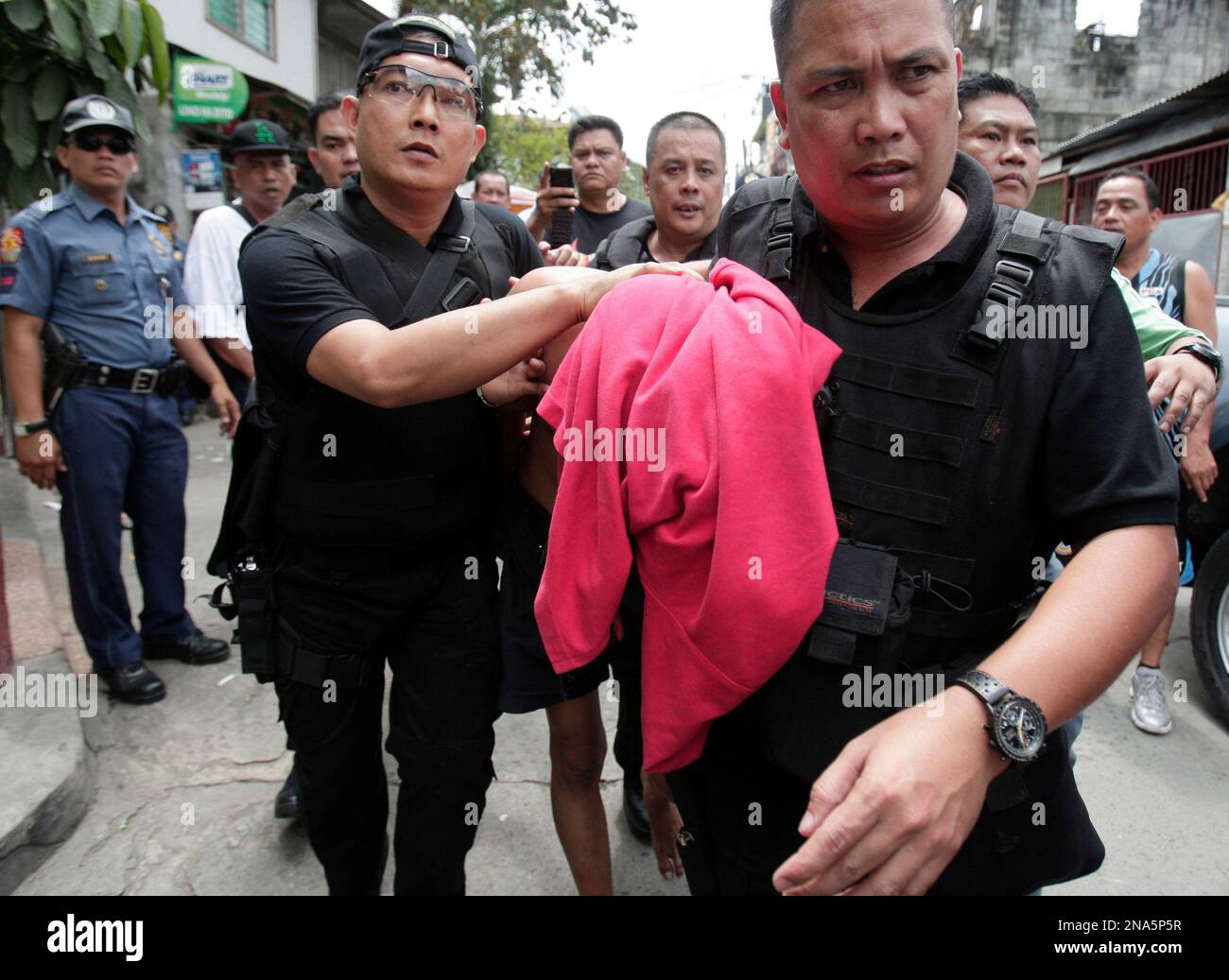 Philippine police Special Weapons and Tactics members arrests alleged ...