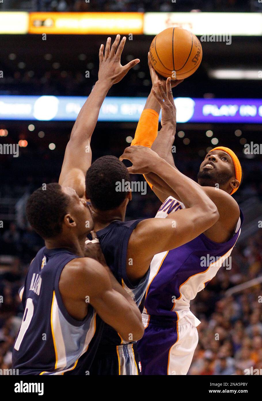 Phoenix Suns forward Hakim Warrick, right, attempts a field goal over ...