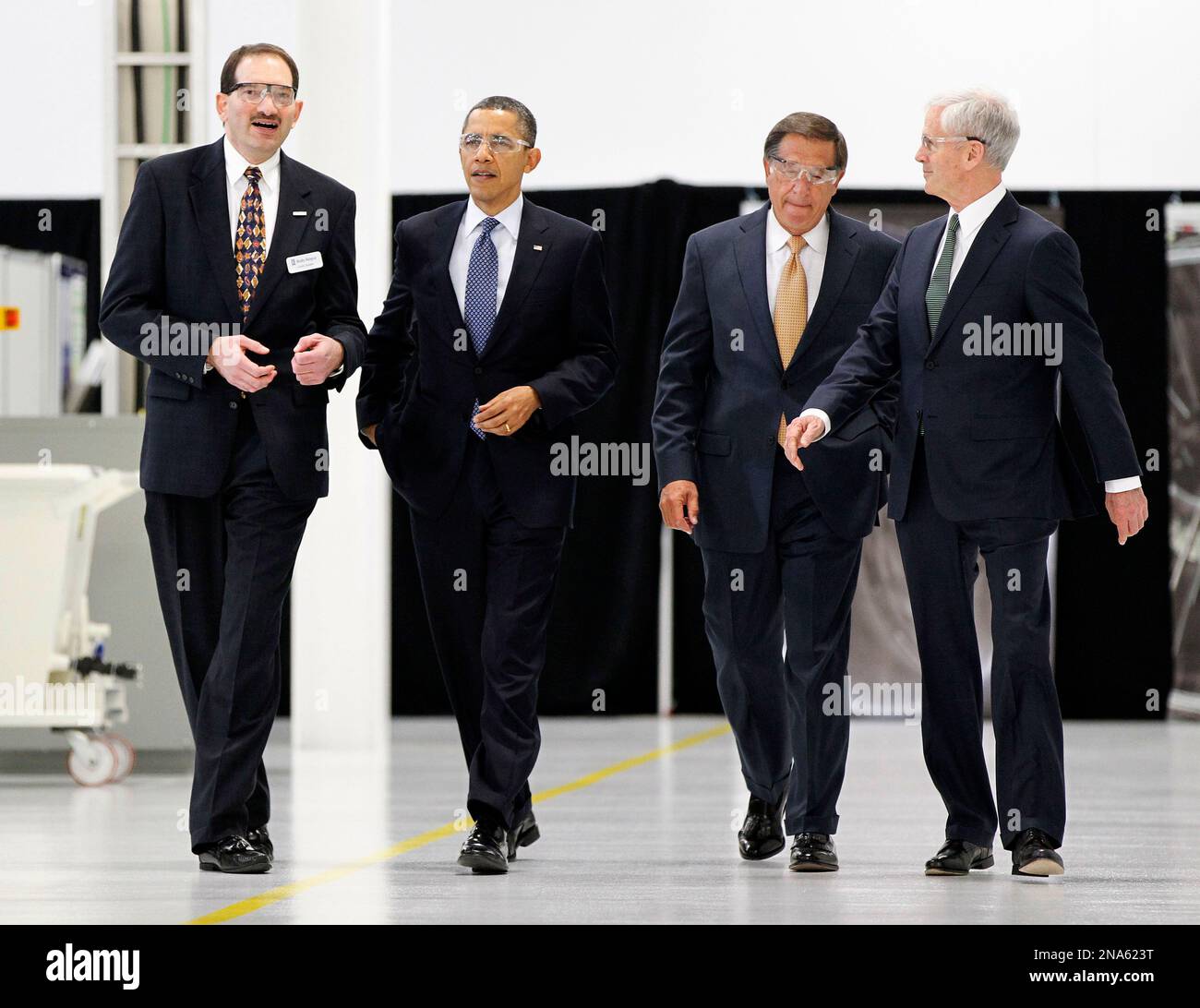 President Barack Obama tours the Rolls-Royce Crosspointe jet engine ...