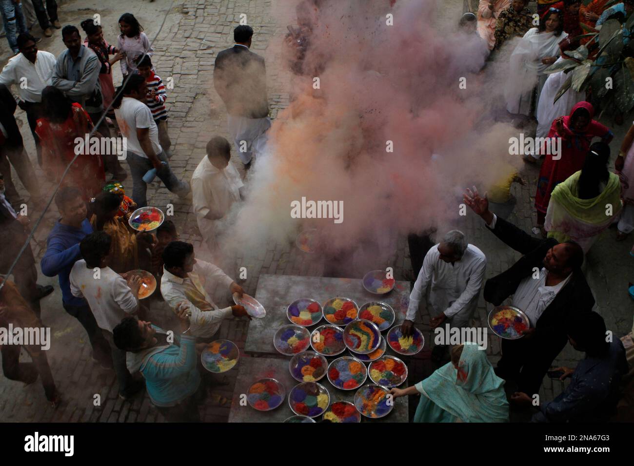 Pakistani Hindus celebrate Holi, festival of colors in Lahore, Pakistan ...