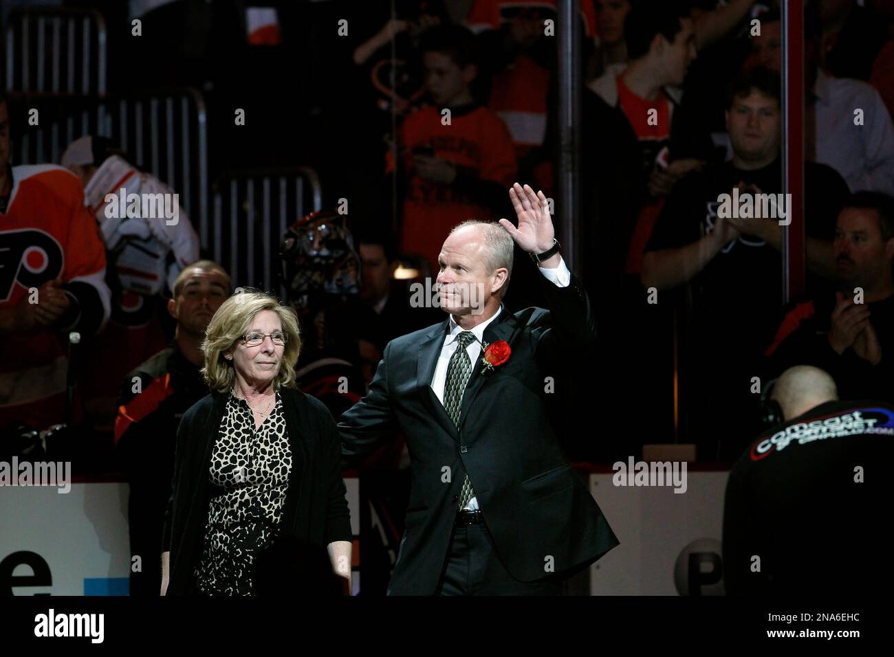 Mark Howe, right, and his wife, Ginger Howe, arrive for a ceremony to ...