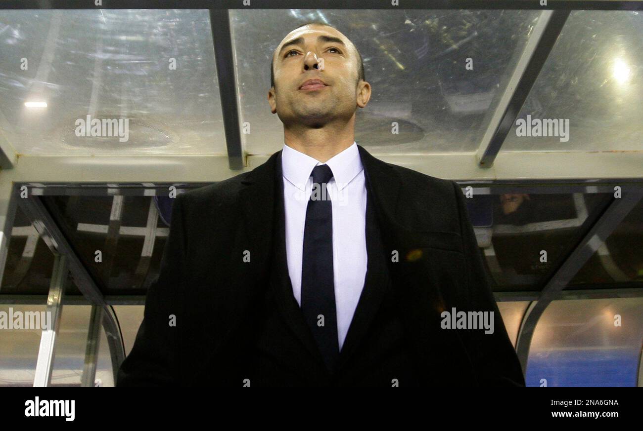 Chelsea's caretaker manager Roberto De Matteo, centre, takes his place ...