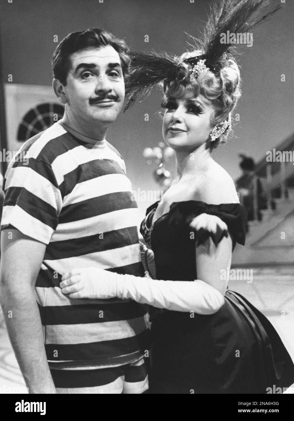 Smiling actress fame portrait standing hi-res stock photography and ...