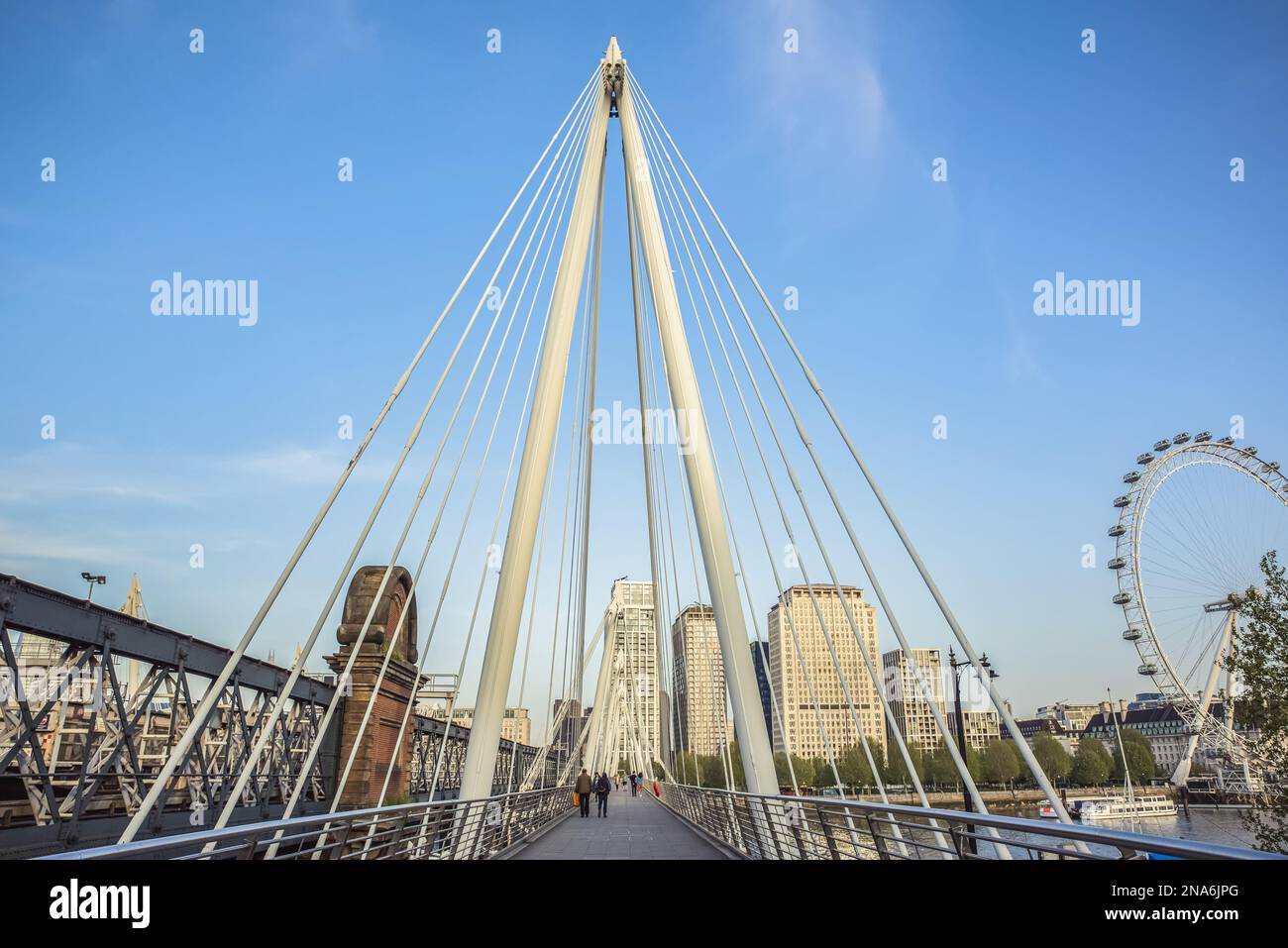Golden Jubilee Bridge, London, UK © Dosfotos/Axiom Stock Photo - Alamy