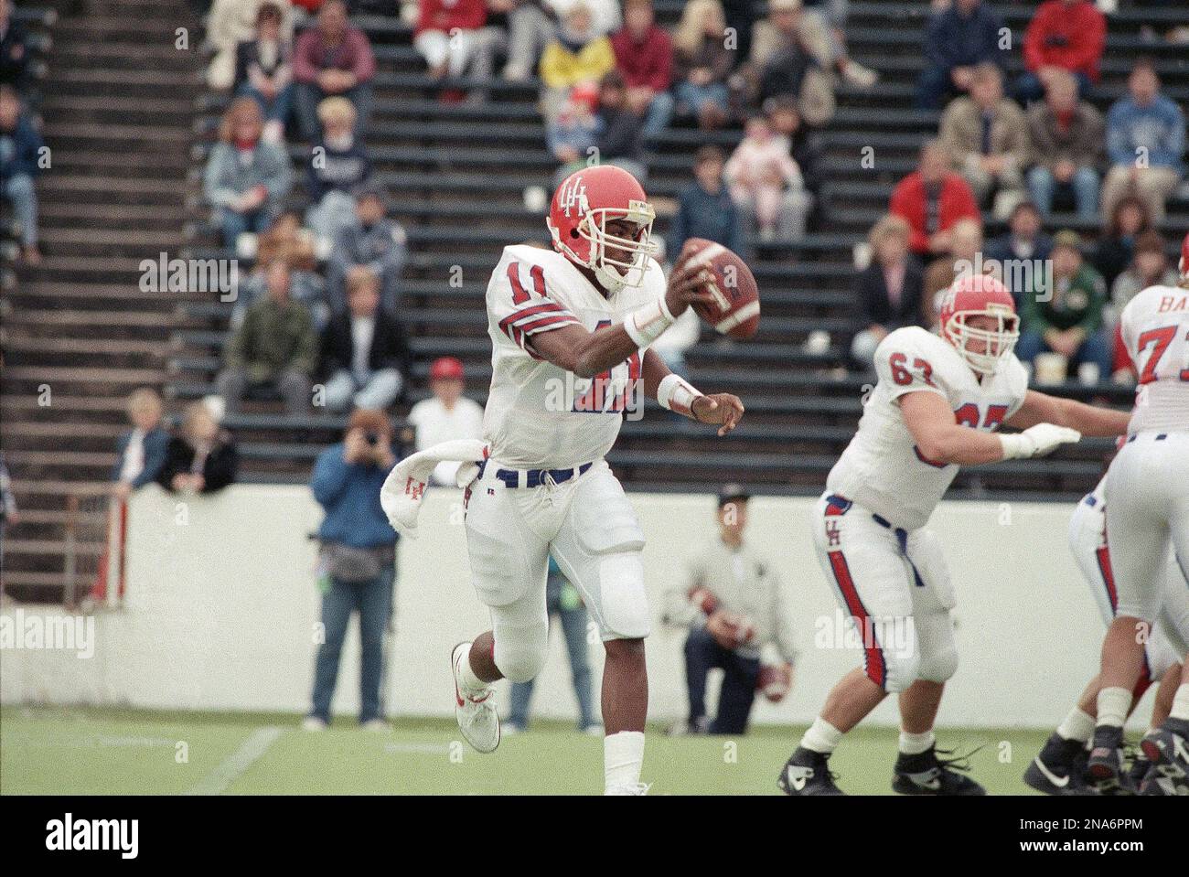 University of Houston Andre Ware looks for a receiver during the game against the Rice Owls, Dec ...