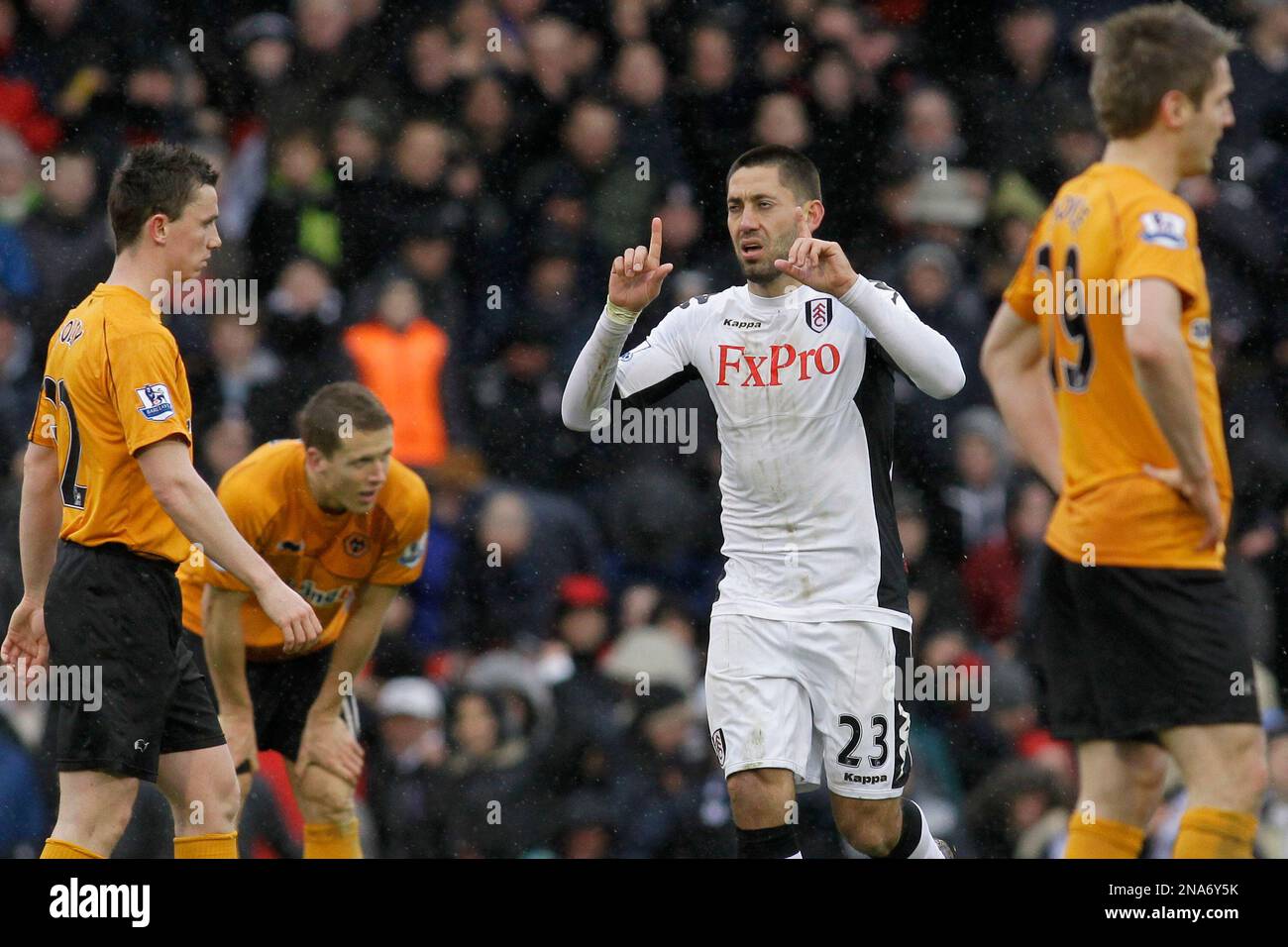 Fulham's Clint Dempsey, center, celebrates his goal against ...