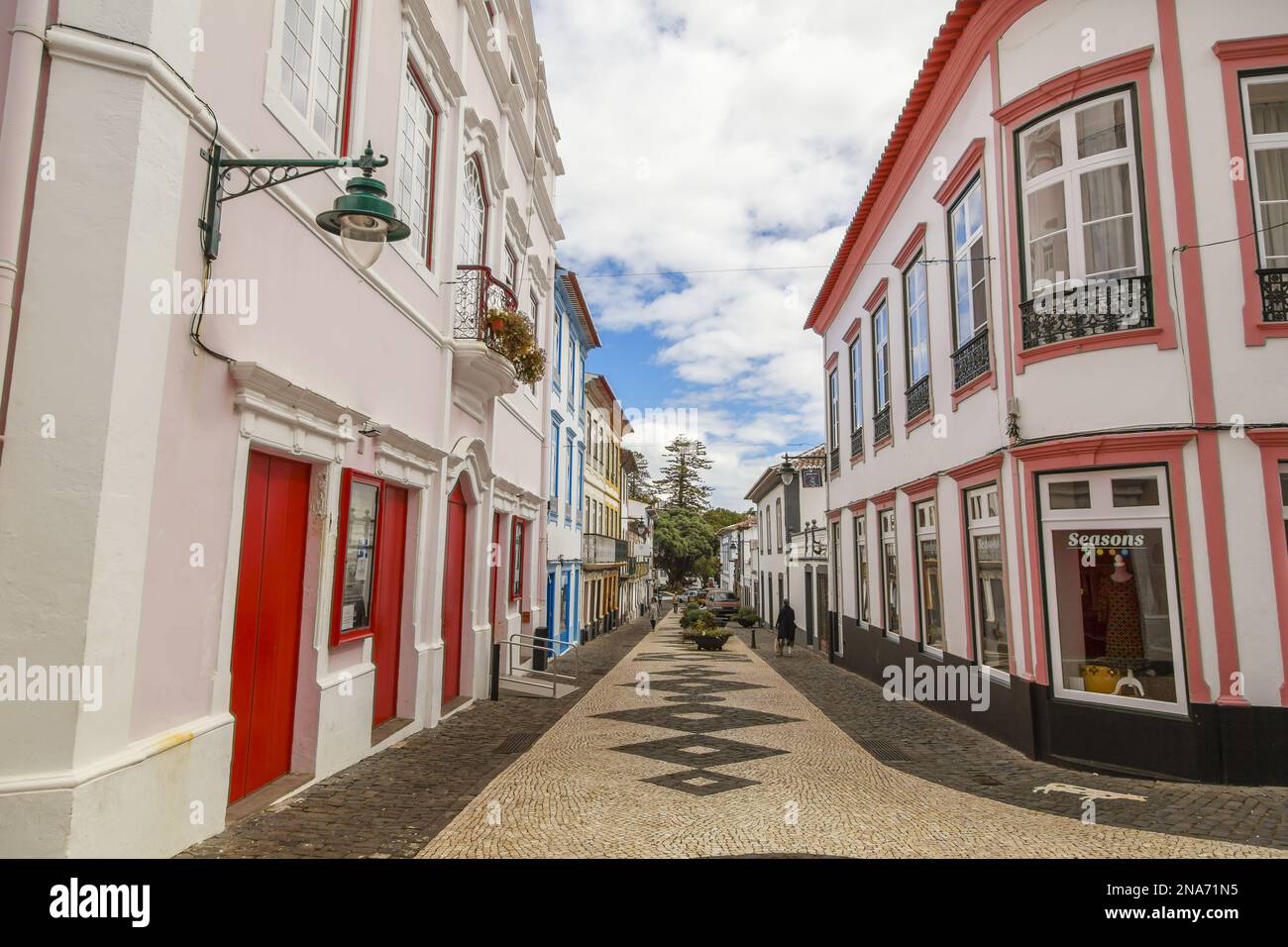 Lining storefront hi-res stock photography and images - Alamy