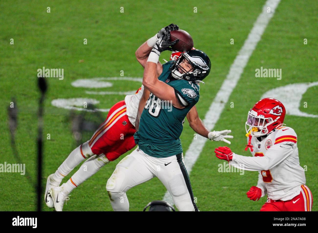 GLENDALE, AZ - FEBRUARY 12: Philadelphia Eagles tight end Dallas ...