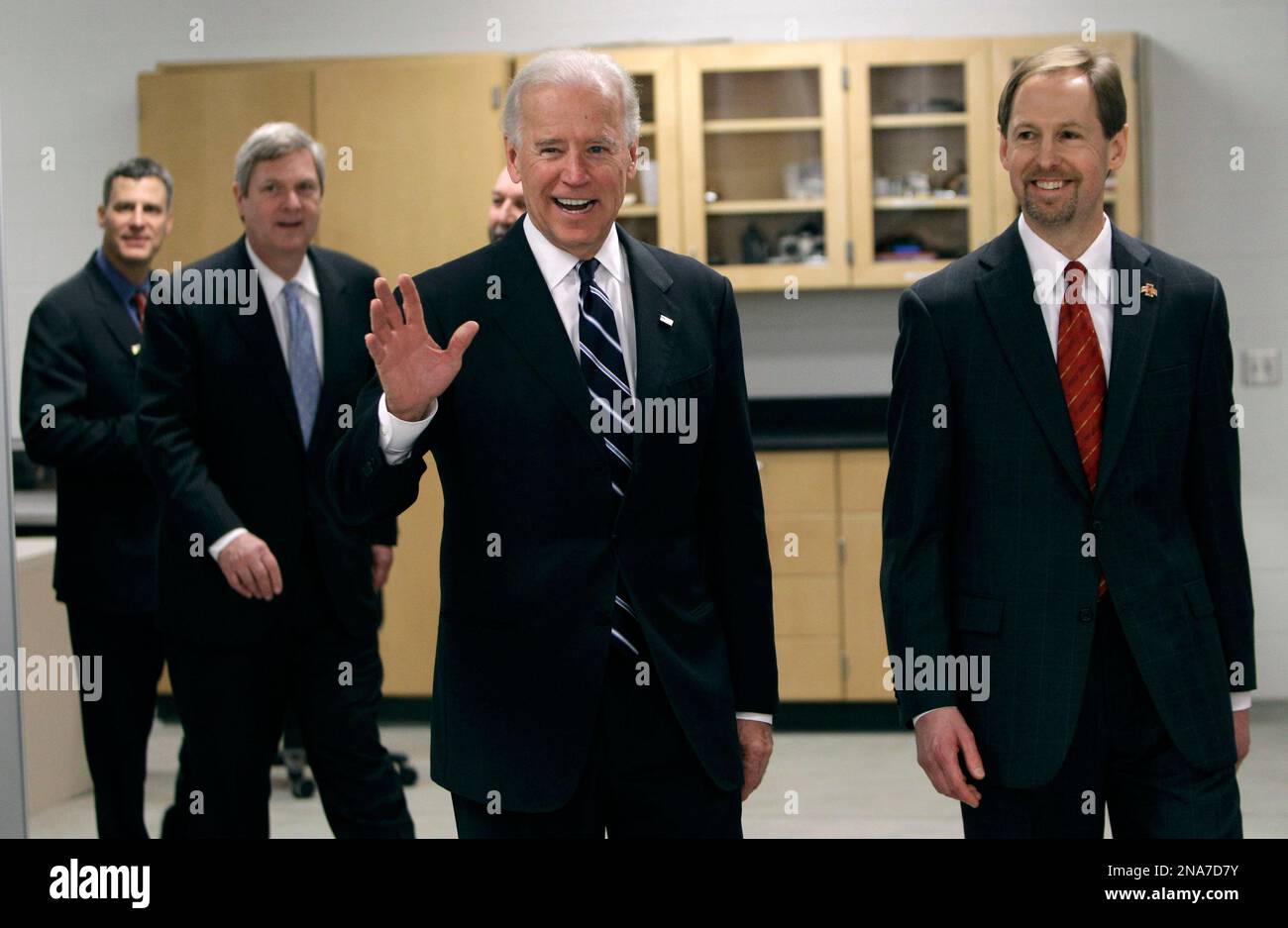 Vice President Joe Biden tours the Make to Innovate lab at Iowa State ...