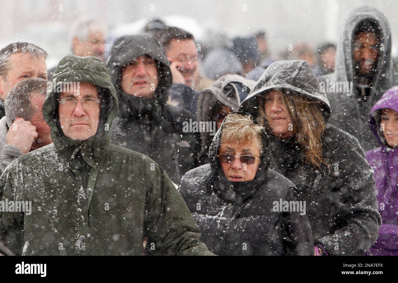 Snow falls as people stand in line as they to see President Barack ...