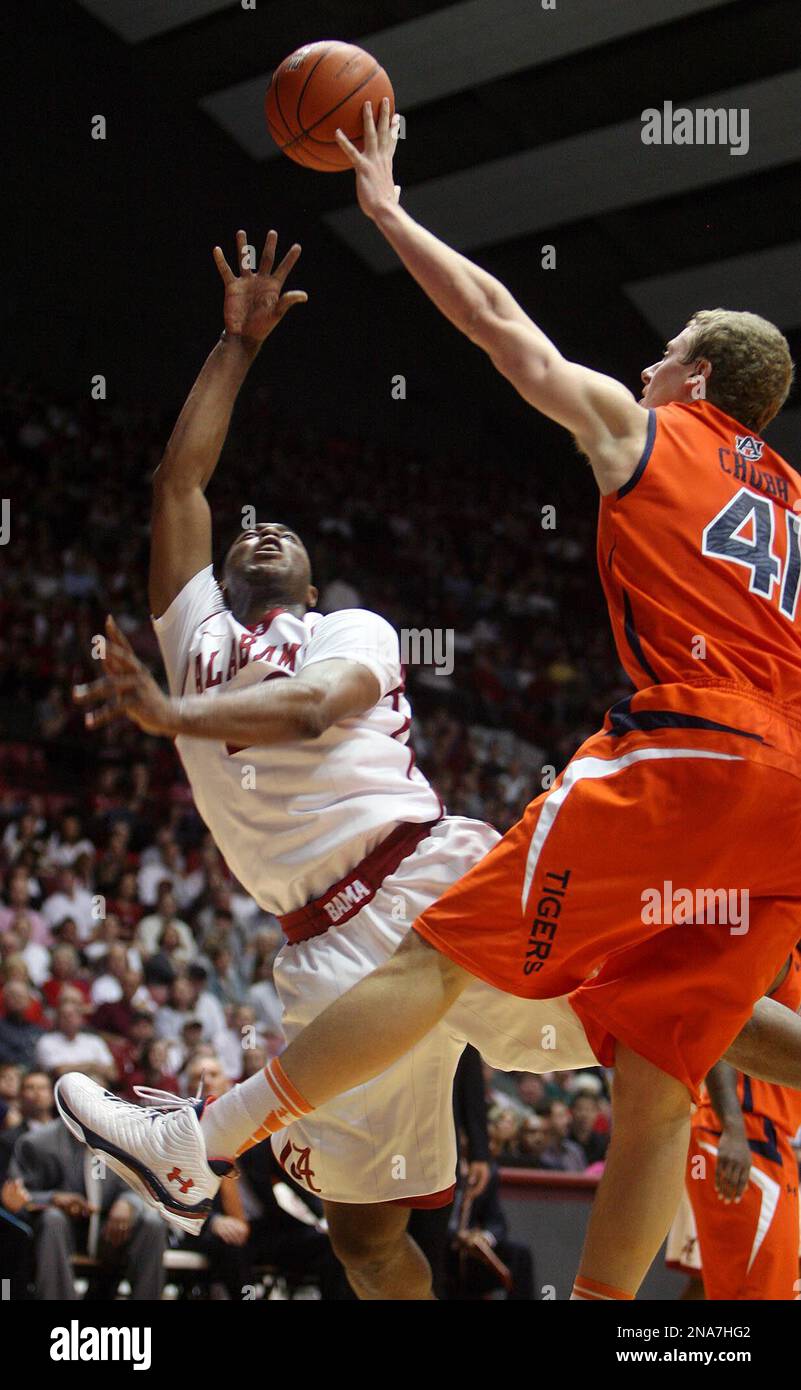 Alabama guard Andrew Steele (22) attempts a shot as Auburn's Rob Chubb ...